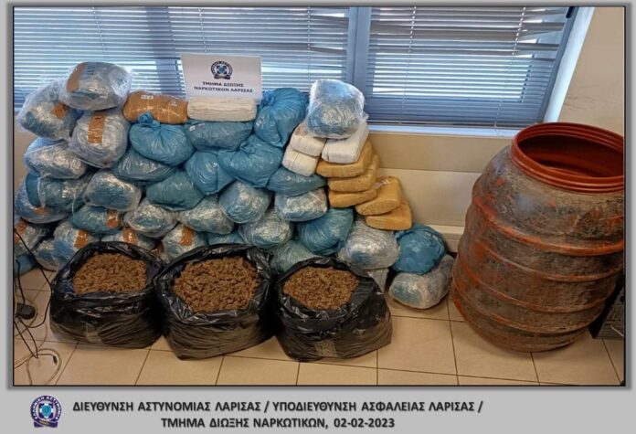 Λάρισα: Αστυνομικοί... ξέθαψαν βαρέλια με 71 κιλά κάνναβης ...