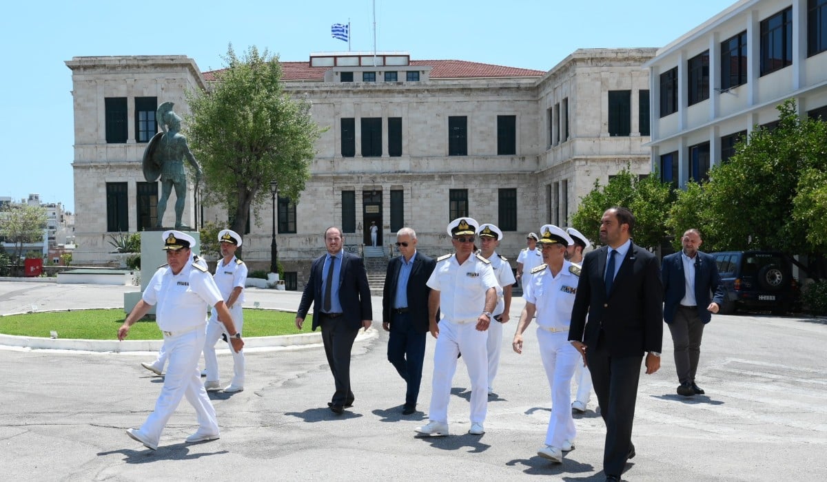 Ο Κεφαλογιάννης επισκέφθηκε το 401 ΓΣΝΑ και τη Σχολή Ναυτικών Δοκίμων ...
