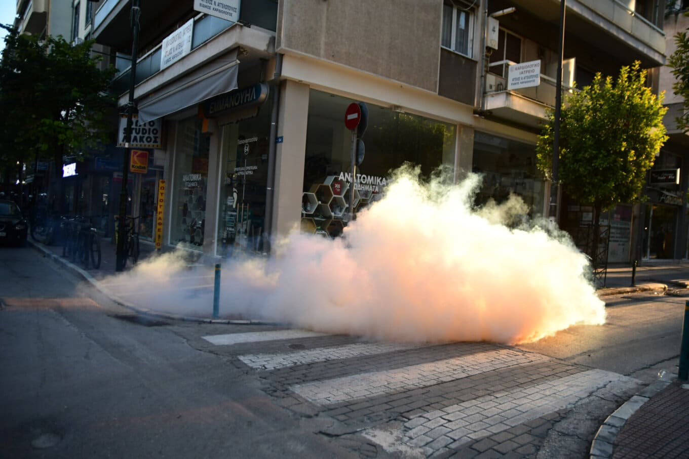 Επεισόδια με χημικά στην πορεία διαμαρτυρίας για την κακοκαιρία στη ...