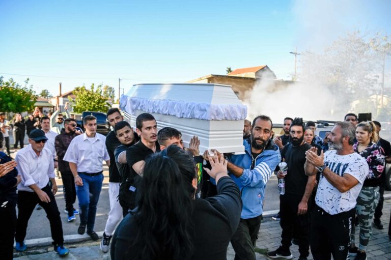 Θρήνος στο τελευταίο αντίο για τον 17χρονο Ρομά - Υποβασταζόμενη η ...