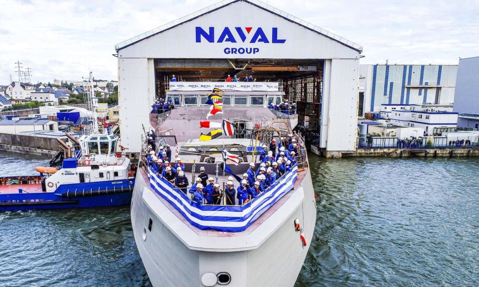25η Μαρτίου: Η Naval Group έντυσε φρεγάτα στα γαλανόλευκα για την ...