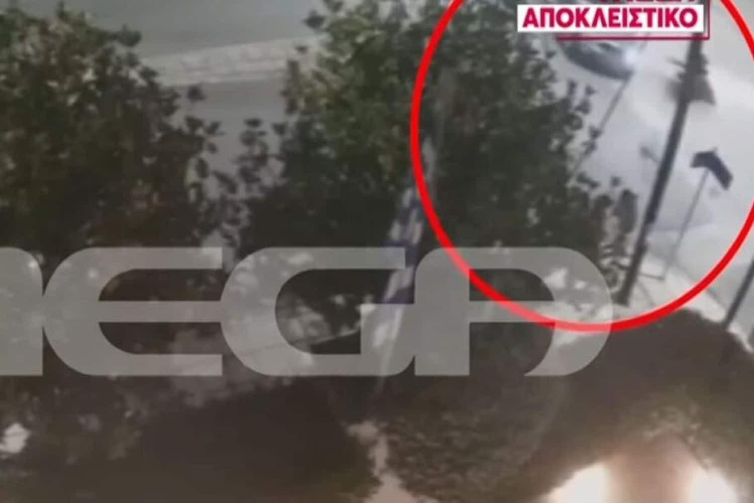 Βίντεο ντοκουμέντο από τροχαίο στη Θεσσαλονίκη: Μηχανή καρφώθηκε σε ...