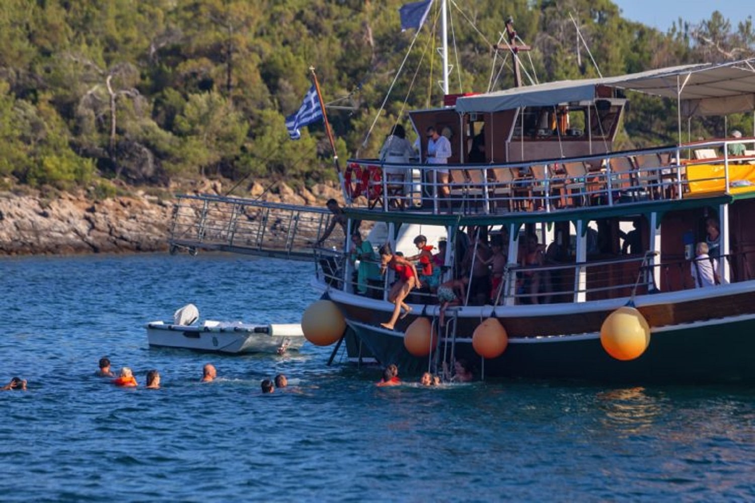 Ρόδος: Απαγορεύεται κάθε είδους σκάφος σε δύο περιοχές – Τι προβλέπει η ...