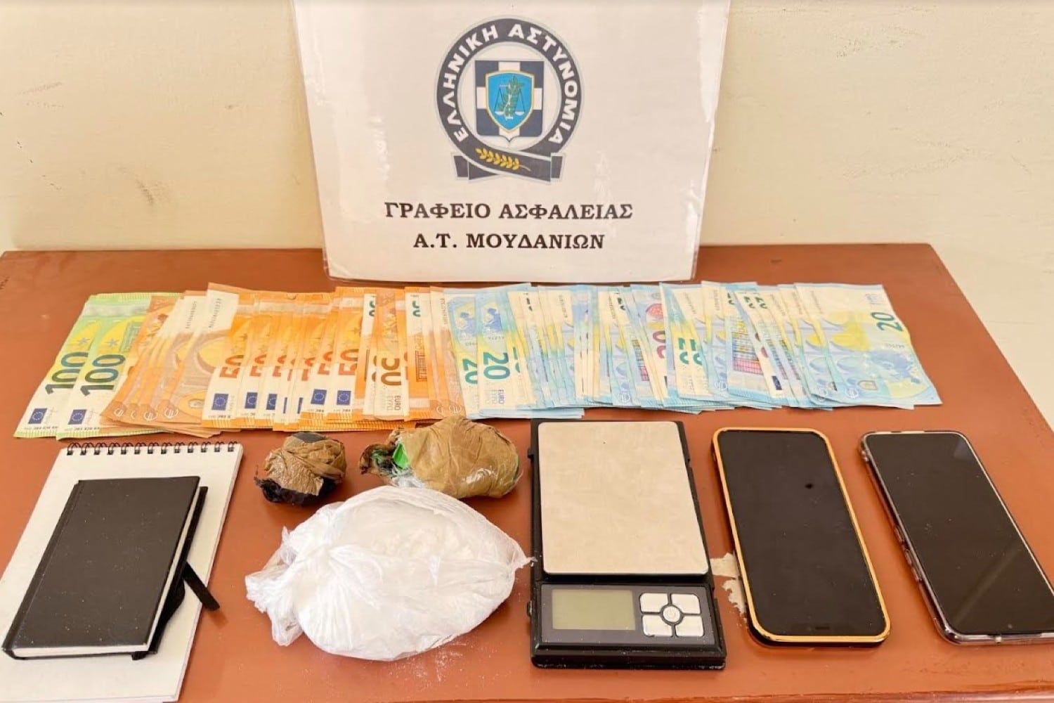 Θεσσαλονίκη: Αλλοδαπός έκρυβε στο σπίτι του κοκαΐνη και κάνναβη ...