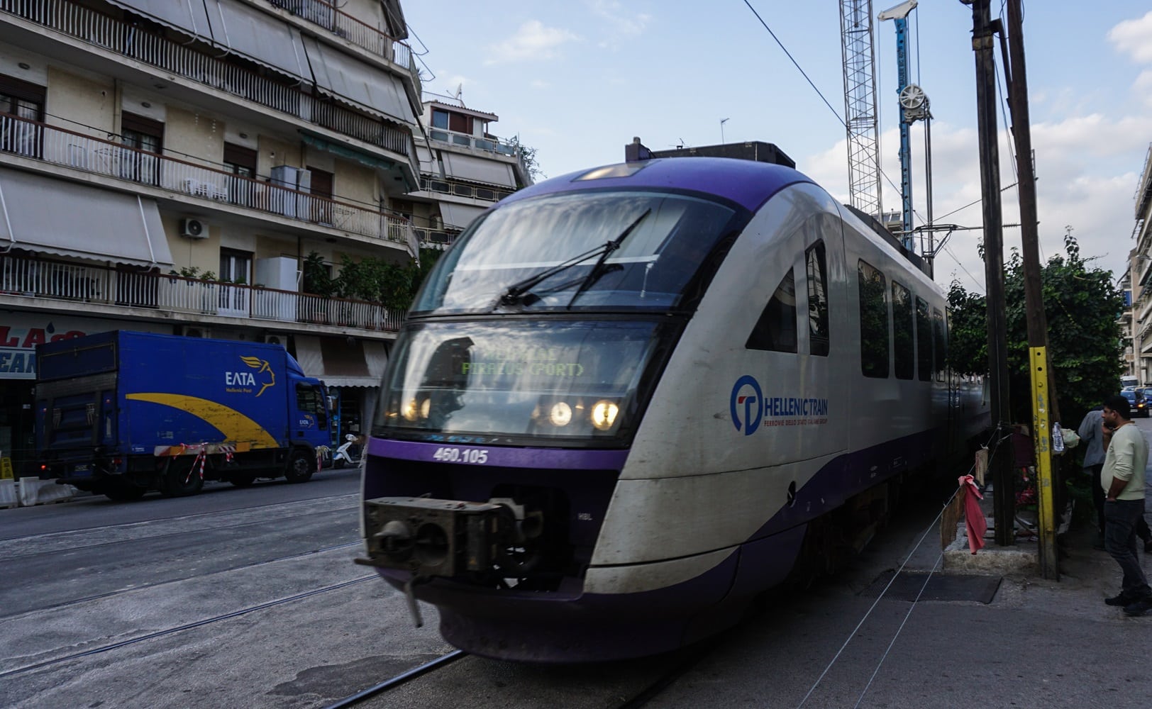 ΣΟΚ στις Αφίδνες: Τρένο παραλίγο να πατήσει δημοσιογράφο - Πέρασε ξυστά ...