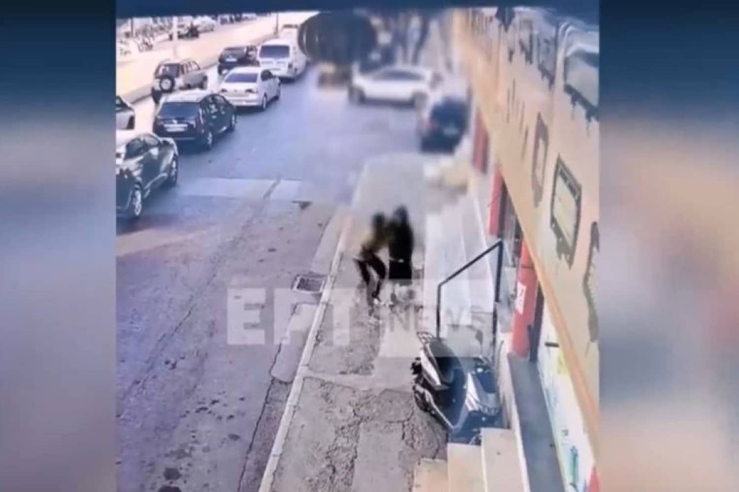 Βίντεο-ντοκουμέντο στη Θεσσαλονίκη: Η στιγμή που ο 25χρονος επιτίθεται ...