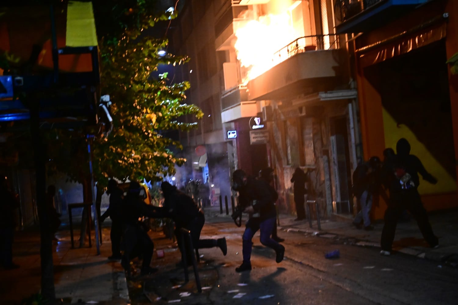 Δίωξη σε δέκα συλληφθέντες για τα χθεσινά επεισόδια στα Εξάρχεια ...
