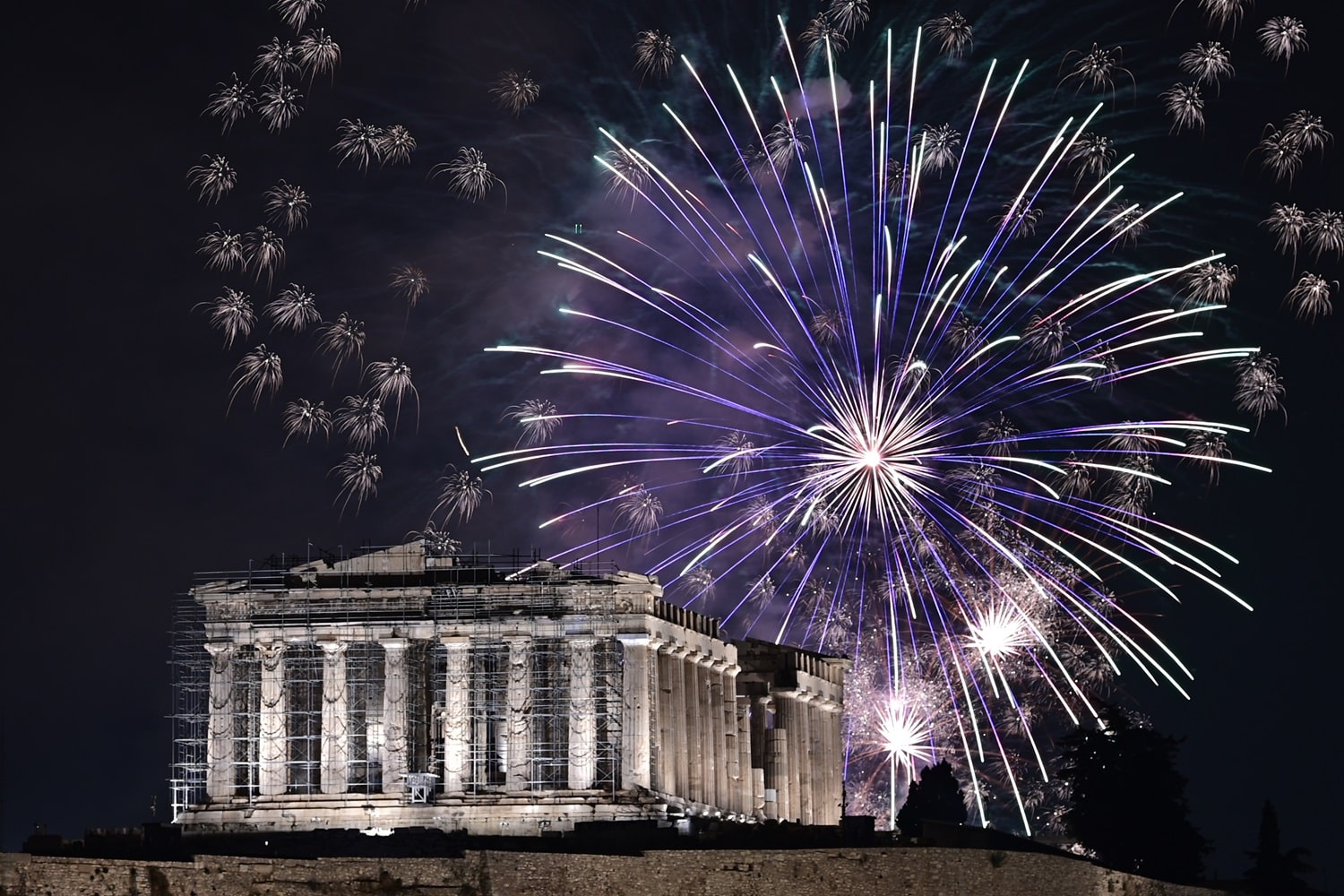 Το lawandorder.gr σας εύχεται καλή χρονιά κι ευτυχισμένο το 2025! - Lawandorder.gr