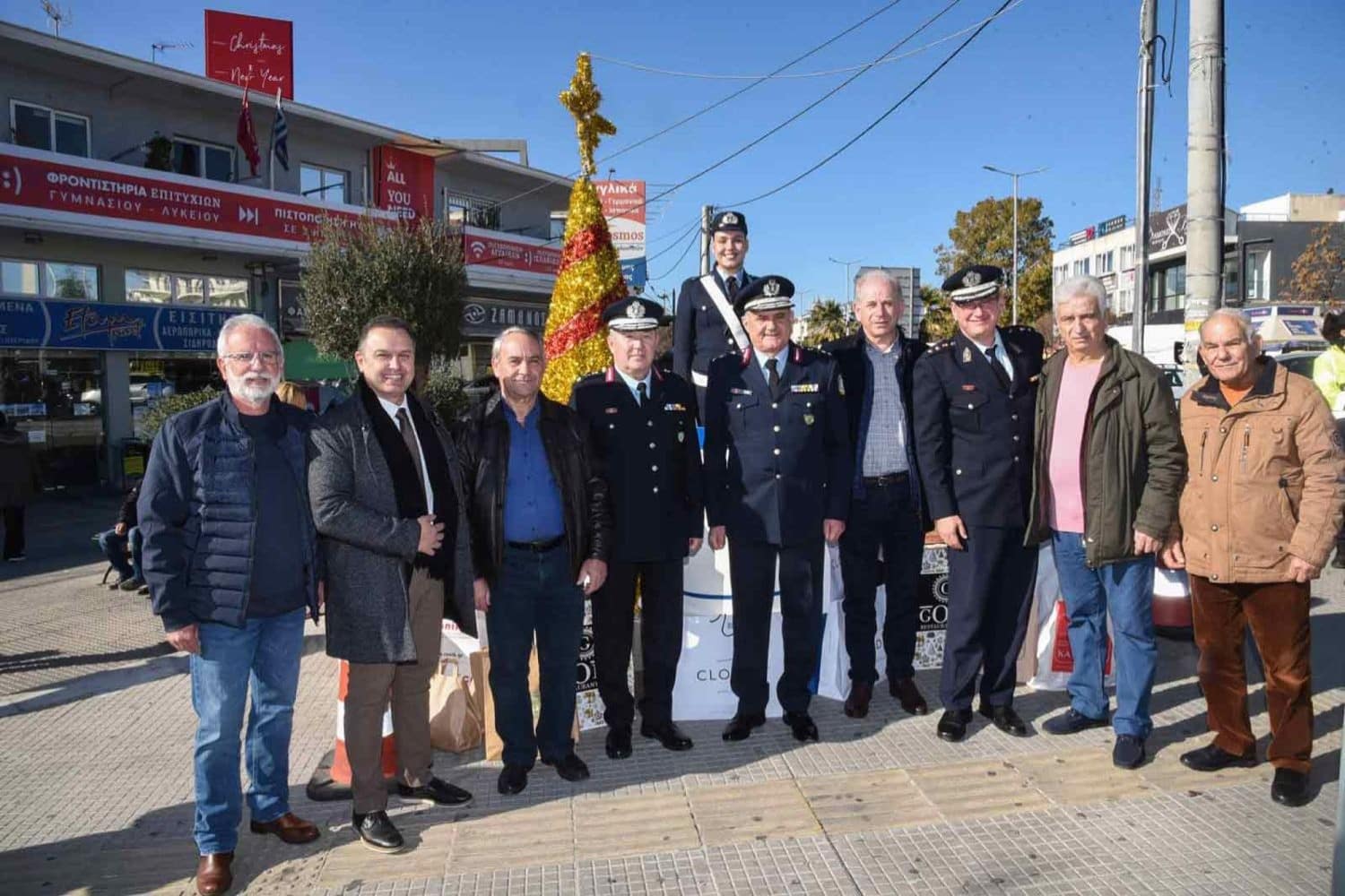 Όμιλος Φίλων Ελληνικής Αστυνομίας Δυτικής Αττικής: Προσέφερε δώρα σε ...