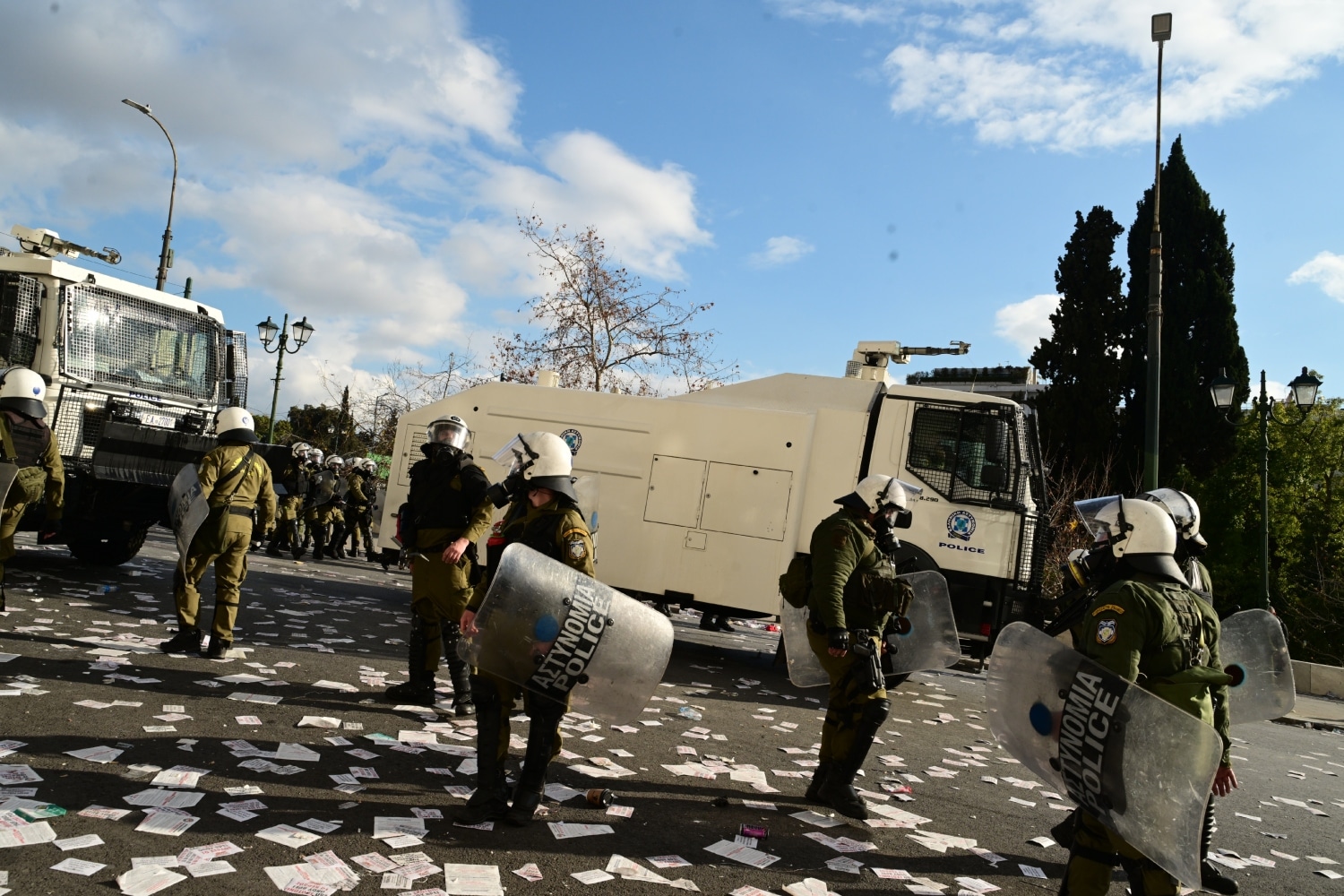 Επεισόδια στο Σύνταγμα: Τουλάχιστον 25 αστυνομικοί των ΜΑΤ στο 401 με ...