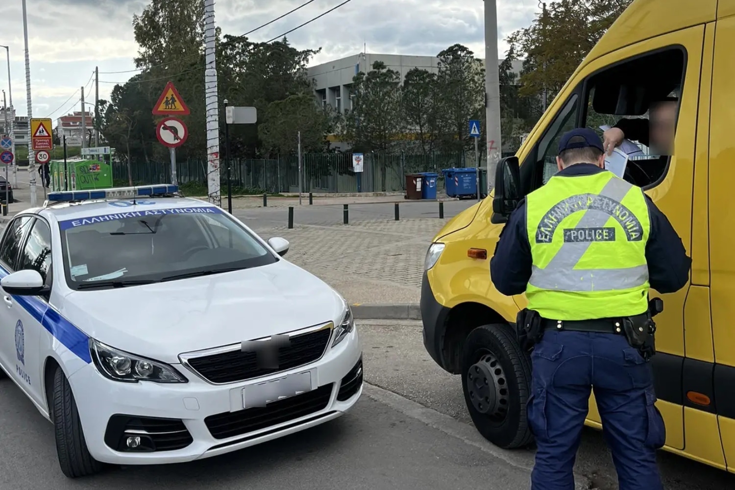 Έλεγχος της Τροχαίας Αττικής σε σχολικά λεωφορεία: Βεβαιώθηκαν 59 ...