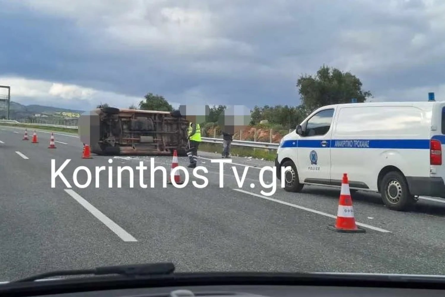 Τροχαίο στην Αθηνών-Κορίνθου: Ανετράπη βανάκι στο ύψος των Μεγάρων ...