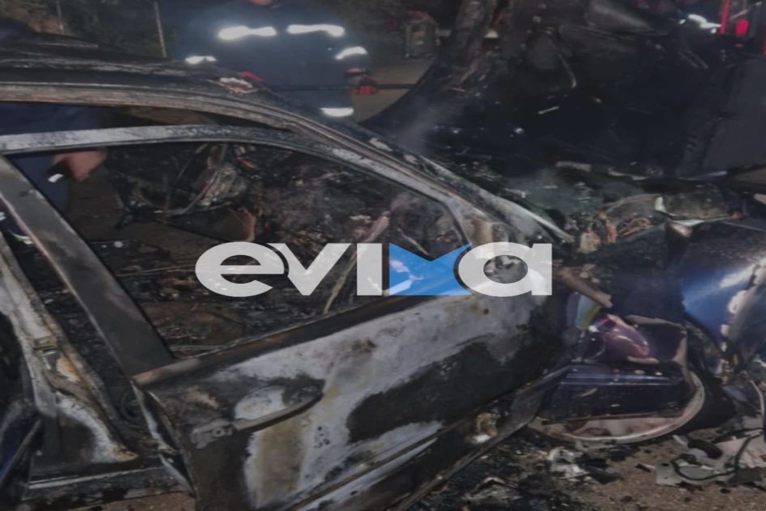 Χαλκίδα: Φωτιά σε αυτοκίνητο – Έπεσε πάνω σε μάντρα σπιτιού (εικόνες & βίντεο) - Lawandorder.gr