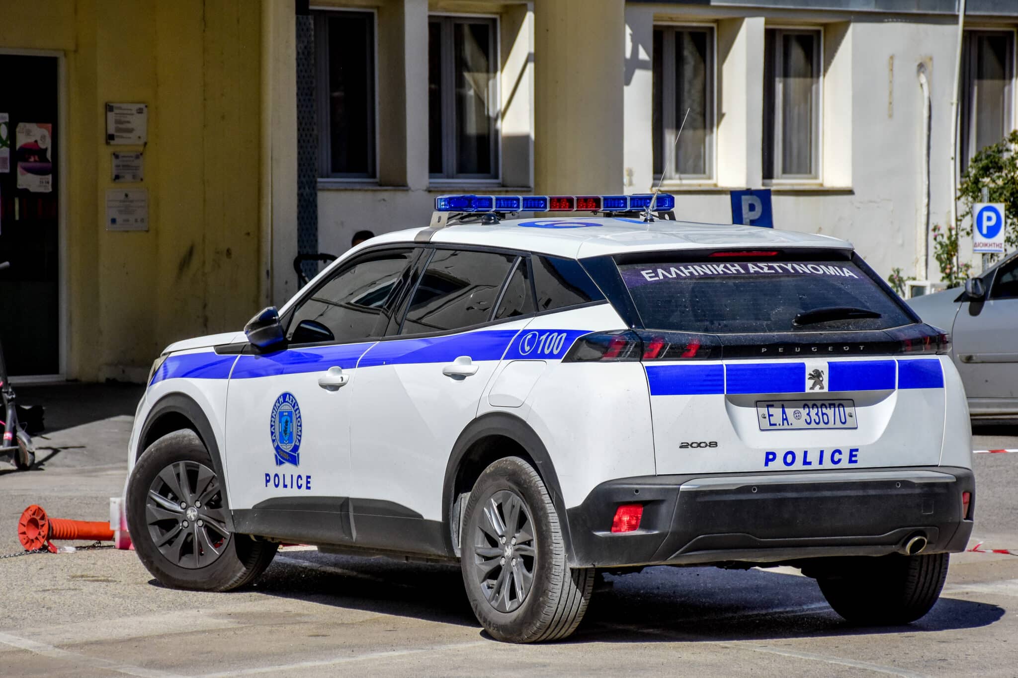 Αθήνα: Άγνωστος επιτέθηκε και έκλεψε διεμφυλική γυναίκα στο κέντρο ...