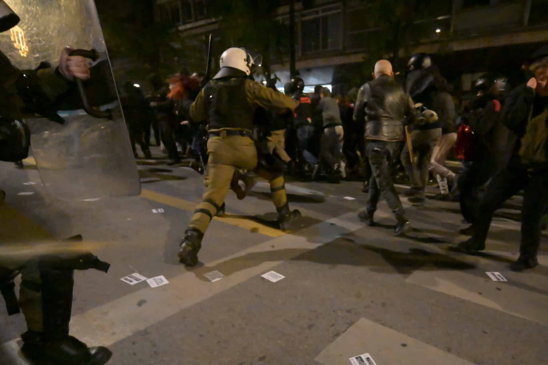 ΕΛ.ΑΣ. για επεισόδια μετά την πορεία στη μνήμη του Γρηγορόπουλου: «400 ...