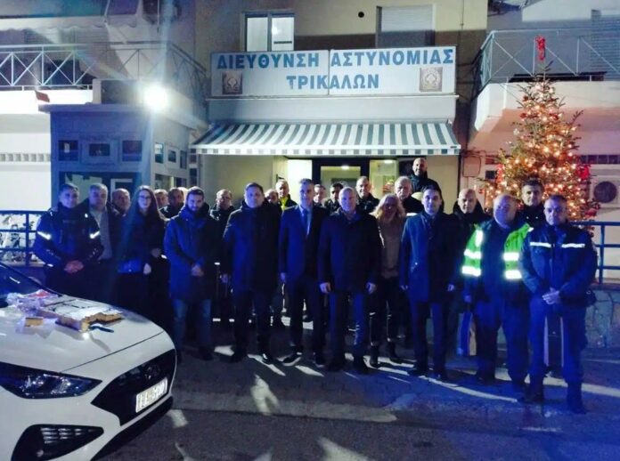 Στο καπό περιπολικού έκοψαν τη βασιλόπιτα οι αστυνομικοί στα Τρίκαλα ...