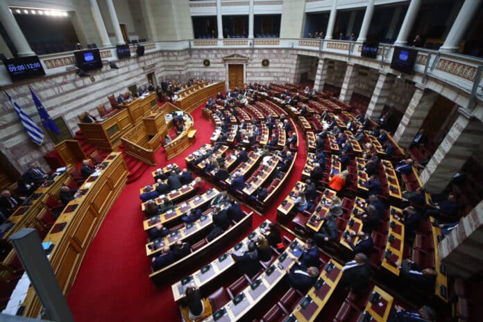 Ένοπλες Δυνάμεις: Ψηφίστηκε με 160 «ναι» το νομοσχέδιο Δένδια ...